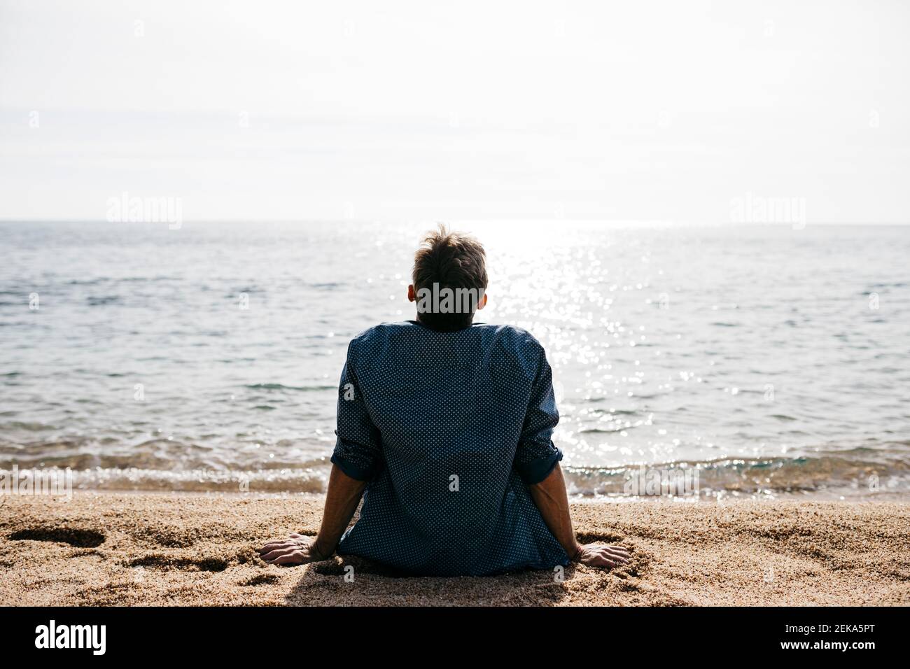 Man relaxing beach hi-res stock photography and images - Alamy