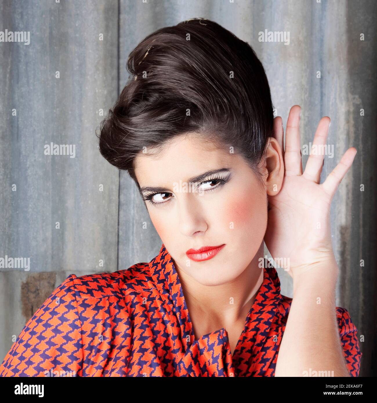 Hand cupped to ear hi-res stock photography and images - Alamy