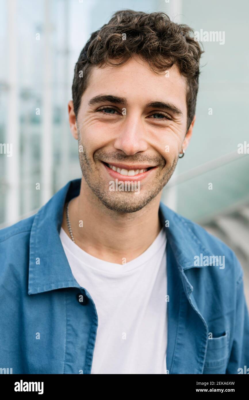 Portrait smiling young man outdoors hi-res stock photography and images ...