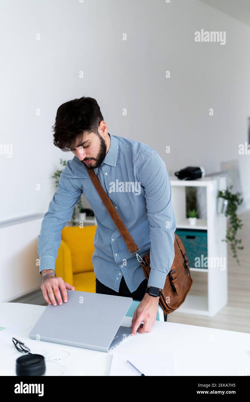 Closing office hi-res stock photography and images - Alamy