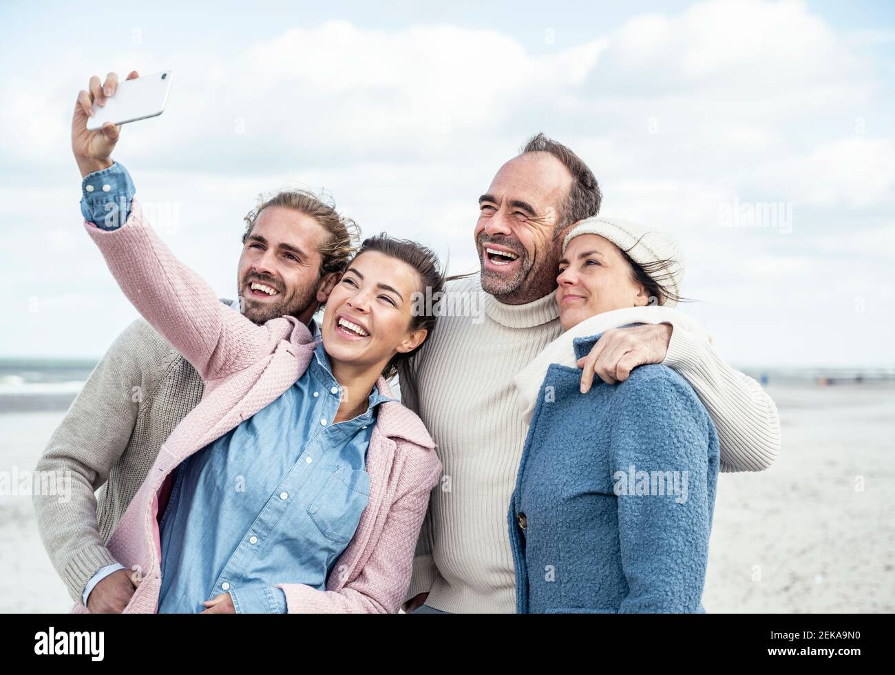 Group selfie at beach hi-res stock photography and images - Alamy