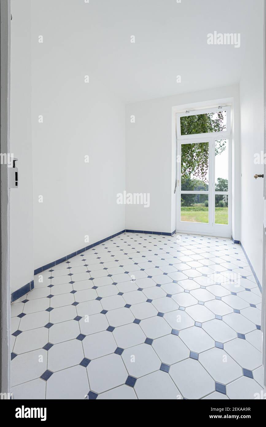 Interior of empty kitchen in new renovated house Stock Photo - Alamy