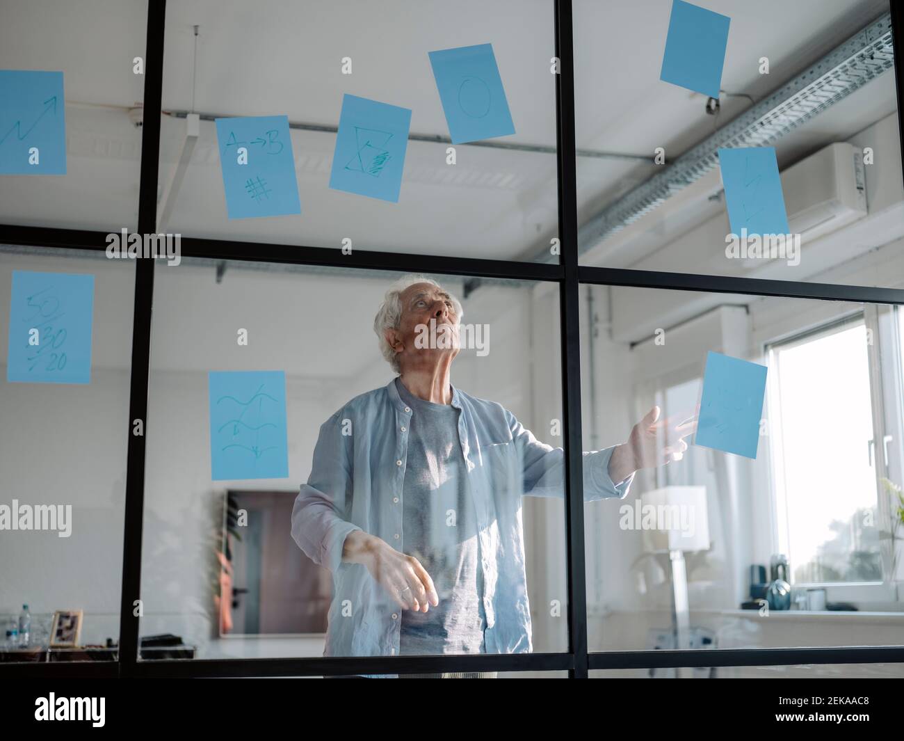 Reading note men hi-res stock photography and images - Alamy