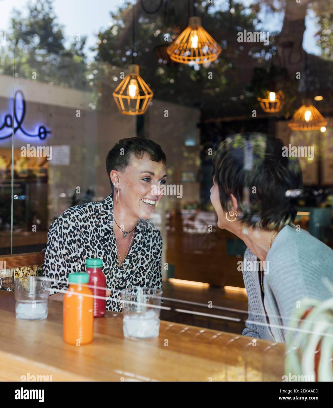 City restaurant friends hi-res stock photography and images - Alamy