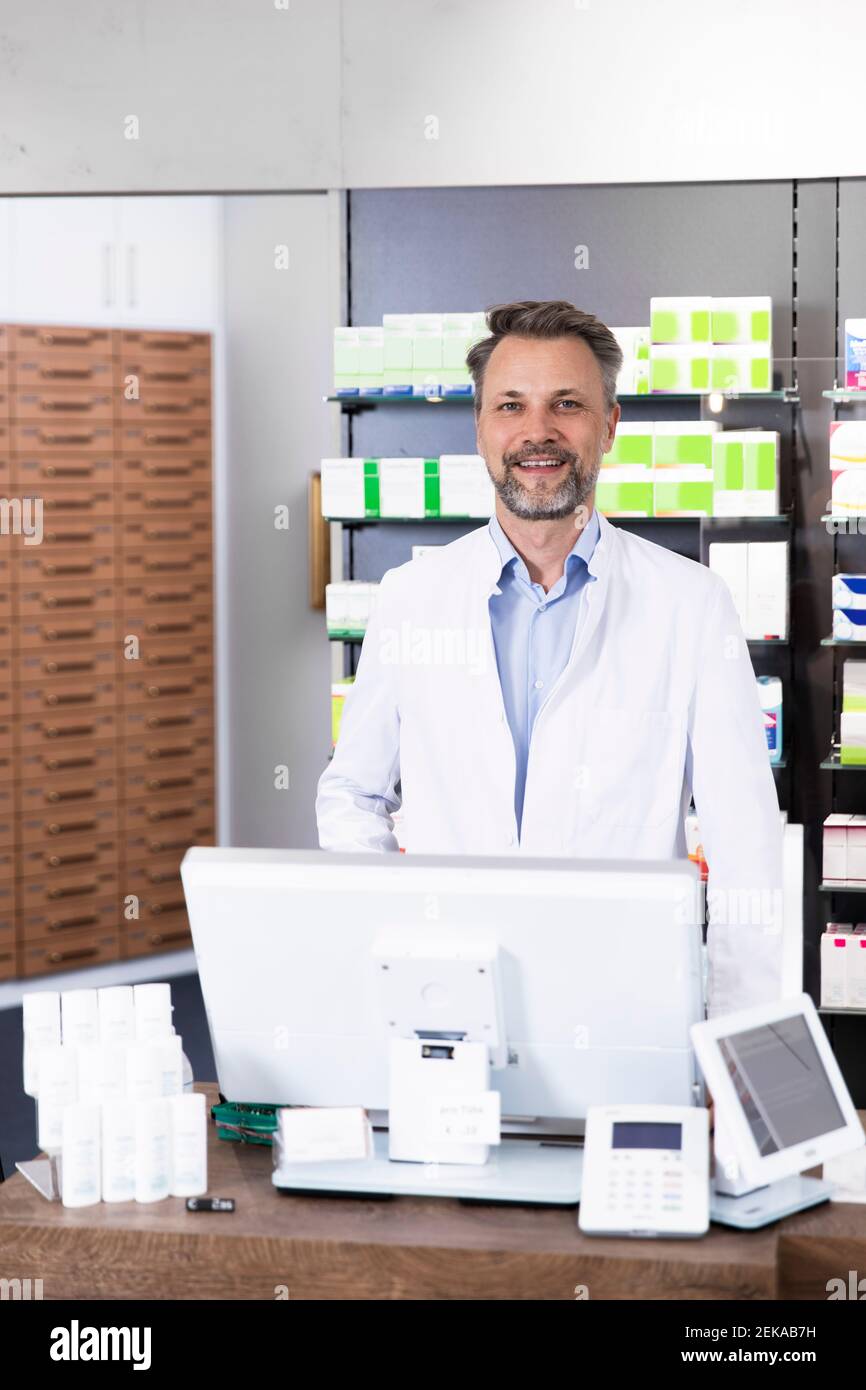 Man standing at checkout in pharmacy Stock Photo - Alamy