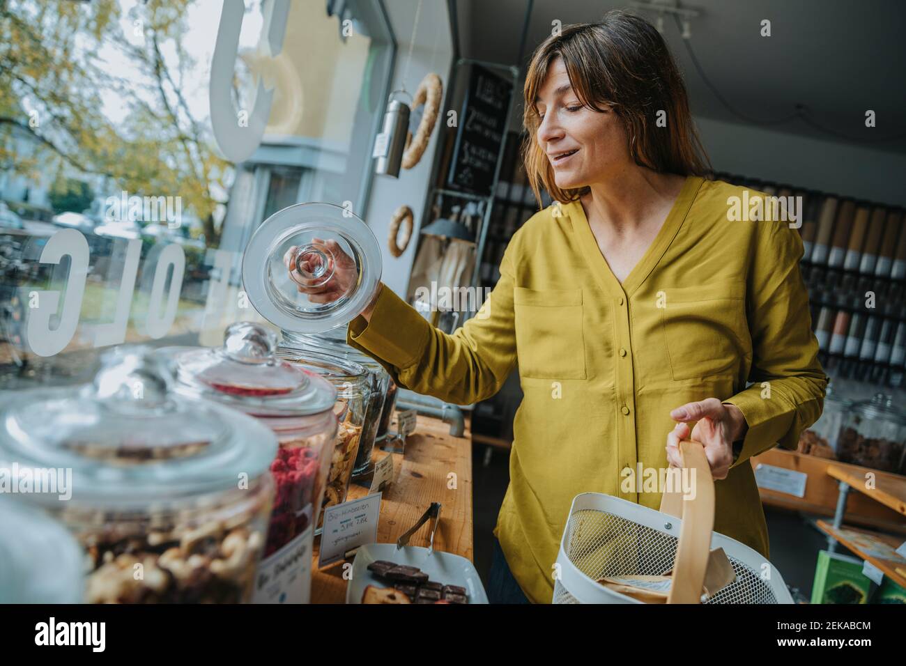 Zero food waste shopping hi-res stock photography and images - Alamy