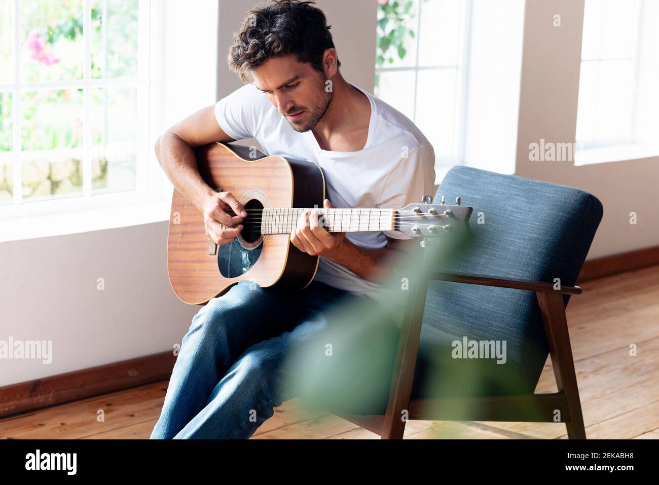 Man sitting practicing guitar hi-res stock photography and images - Alamy