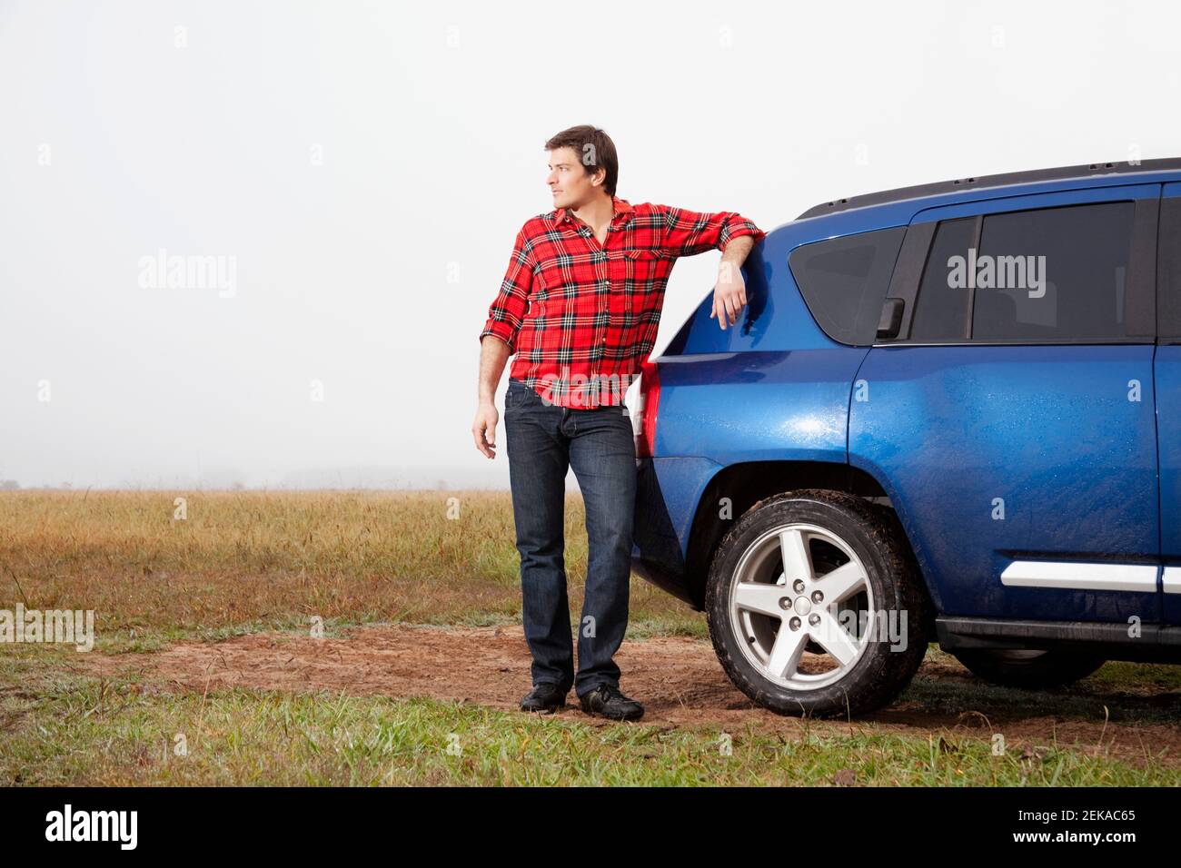 Man leaning against a car hi-res stock photography and images - Alamy
