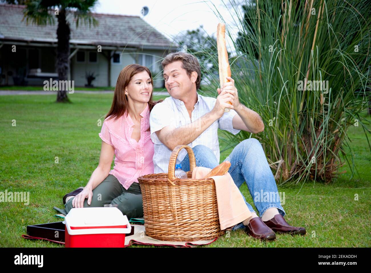 Couple having a picnic Stock Photo - Alamy