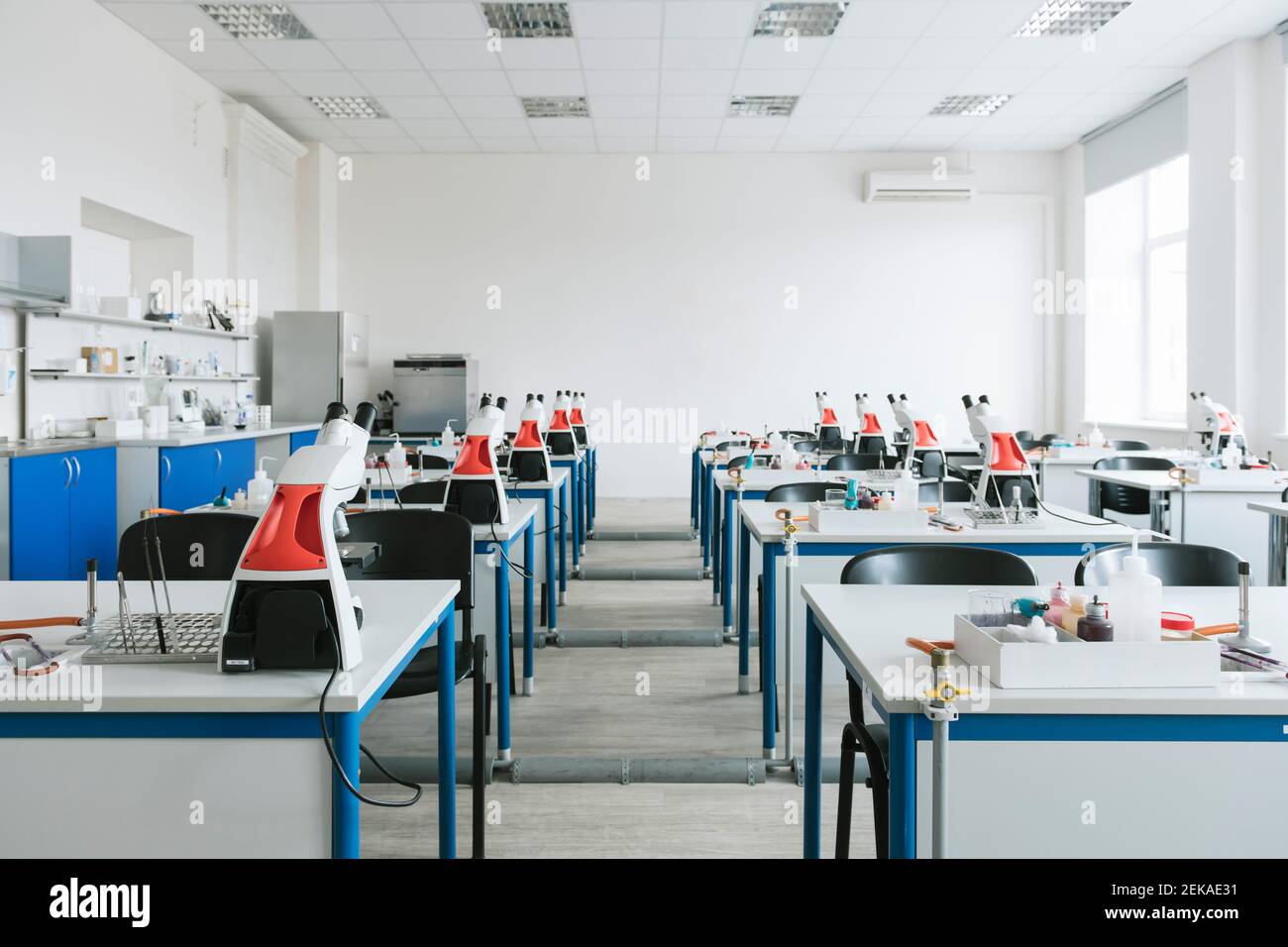 Empty science lab classroom hi-res stock photography and images - Alamy