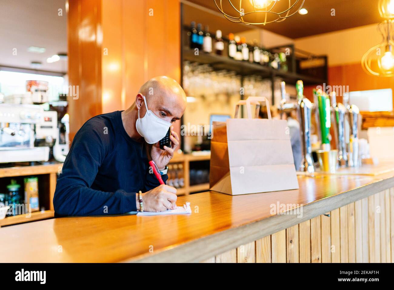 Taking orders hi-res stock photography and images - Alamy