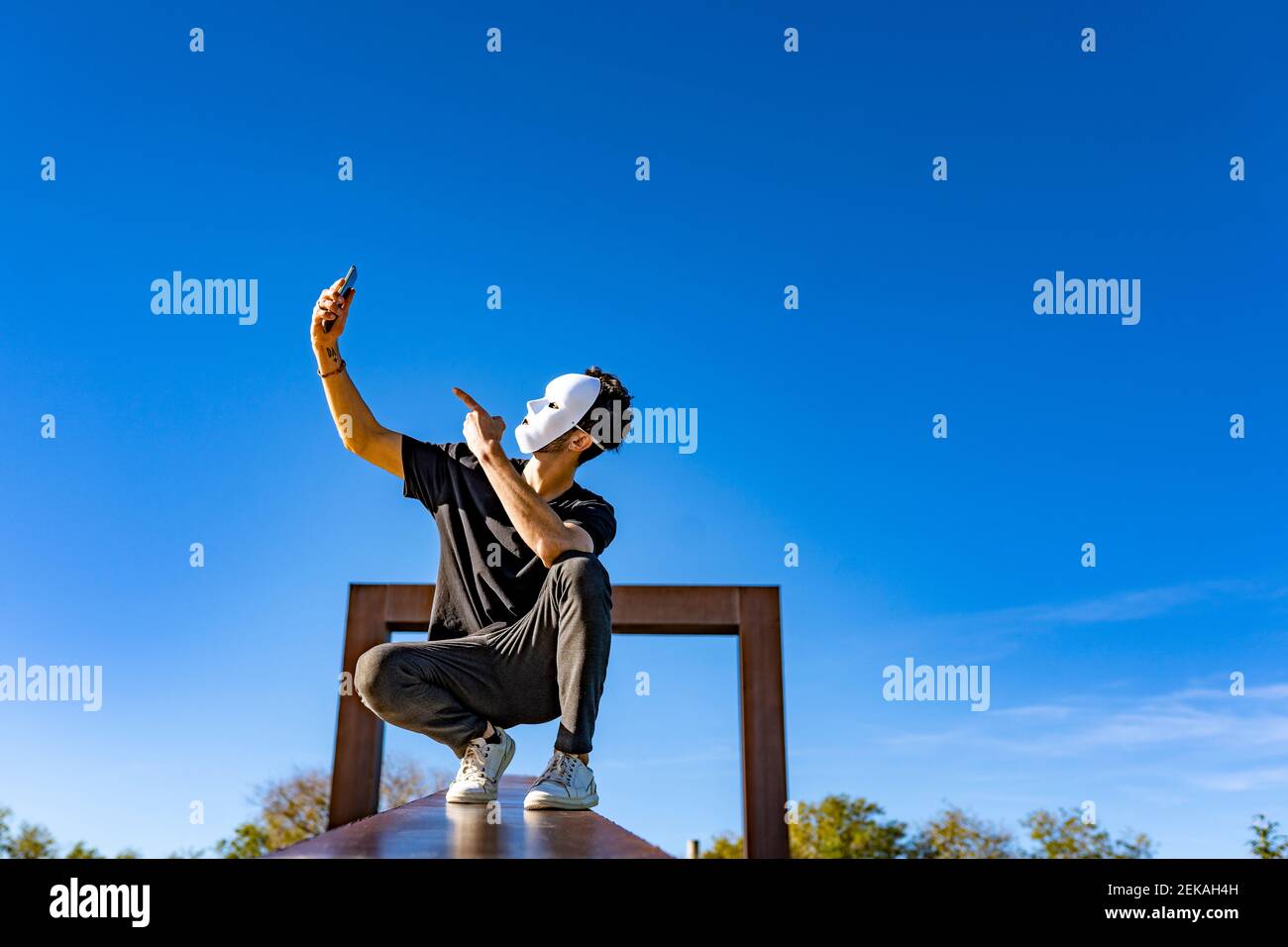 Actor with mobile phone hi-res stock photography and images - Alamy