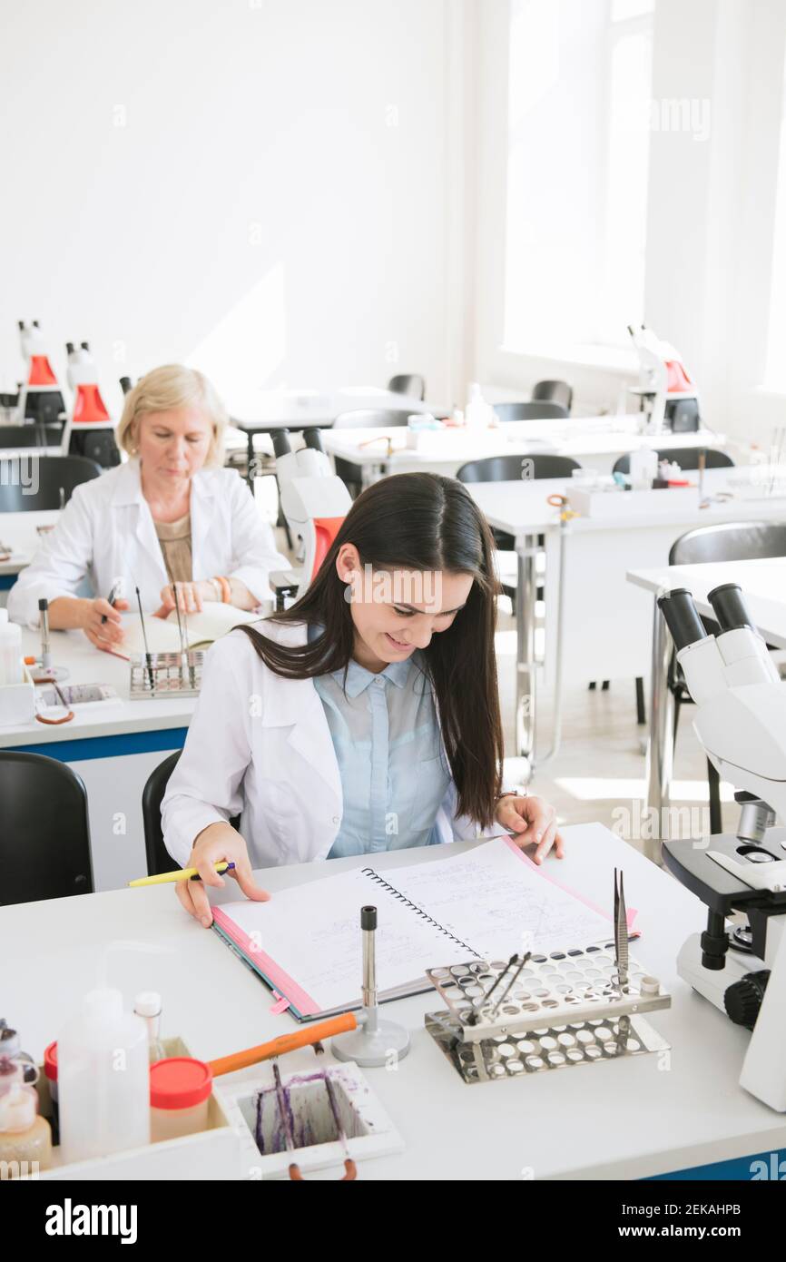 White students learning hi-res stock photography and images - Alamy