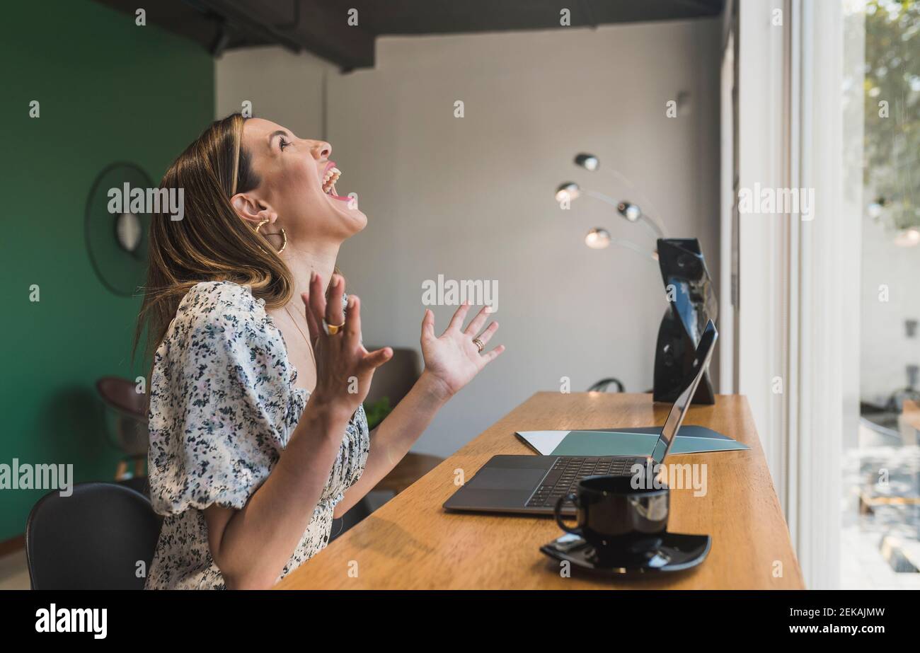 Coffee laughing table hi-res stock photography and images - Alamy