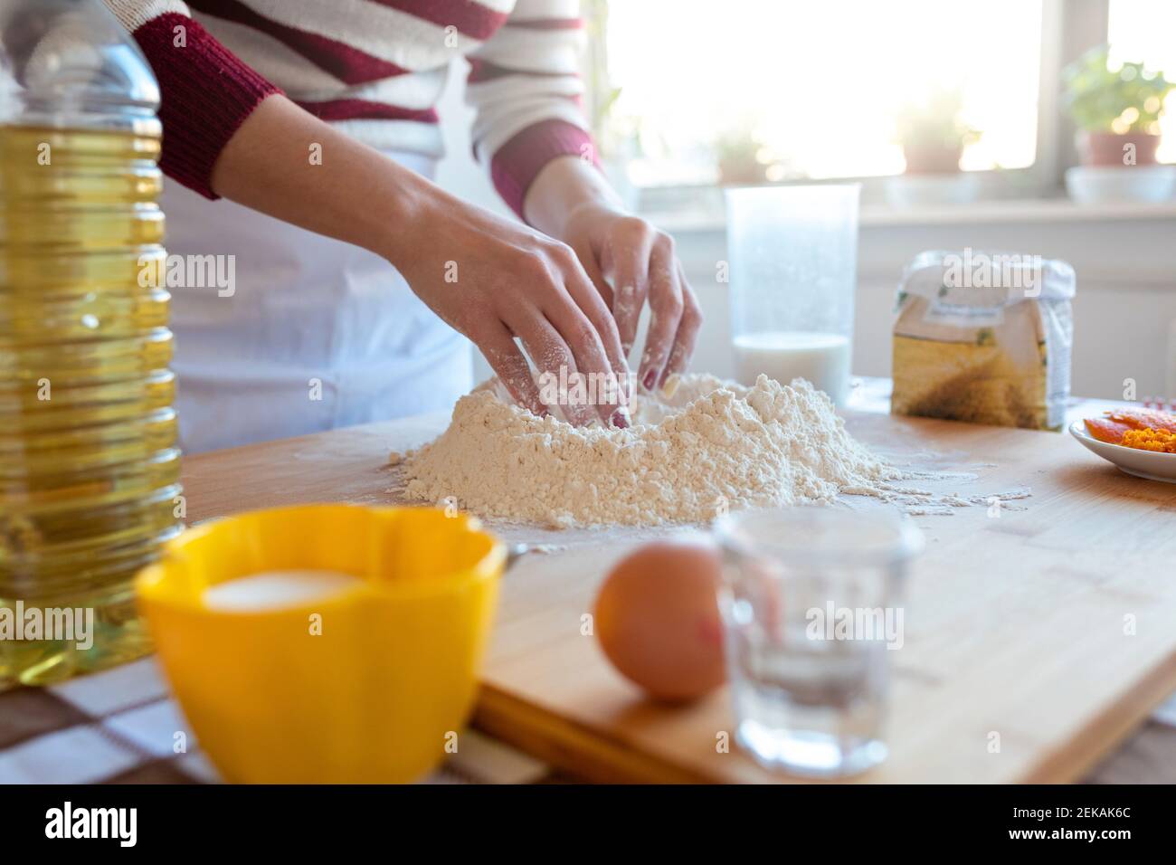 Flour kitchen hi-res stock photography and images - Alamy