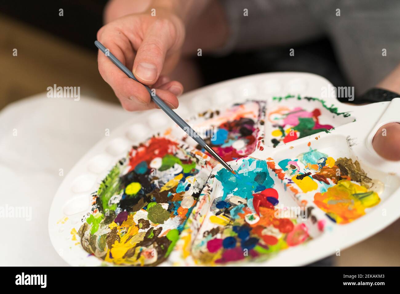 Holding art artist paint palette hi-res stock photography and images ...