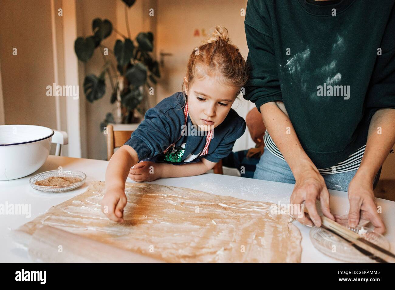 Girl helping hand hi-res stock photography and images - Alamy