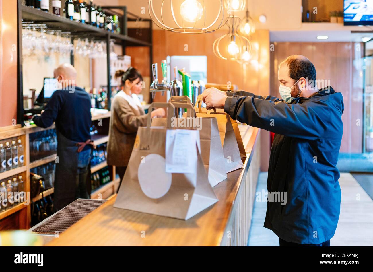 Young men at bar counter hi-res stock photography and images - Alamy