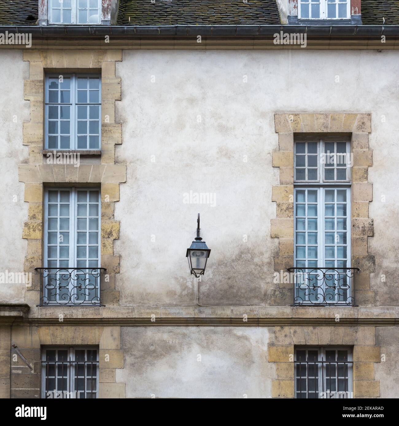 Old apartment building windows hi-res stock photography and images - Alamy