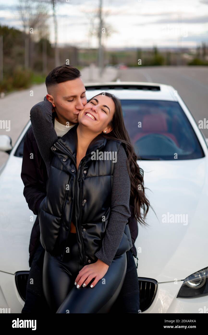 Couple kissing in car hi-res stock photography and images - Alamy