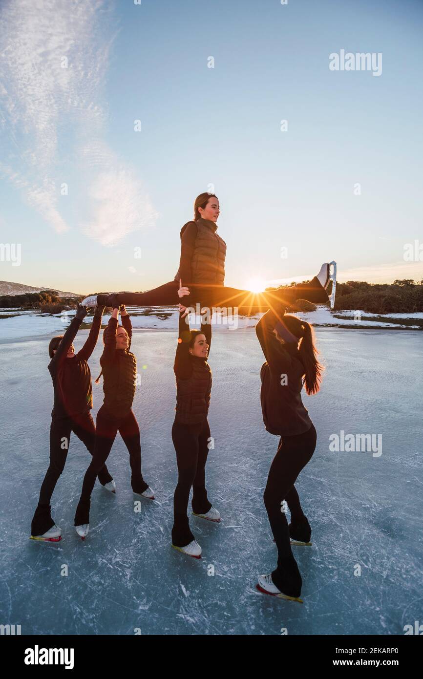 Figure skaters hi-res stock photography and images - Alamy