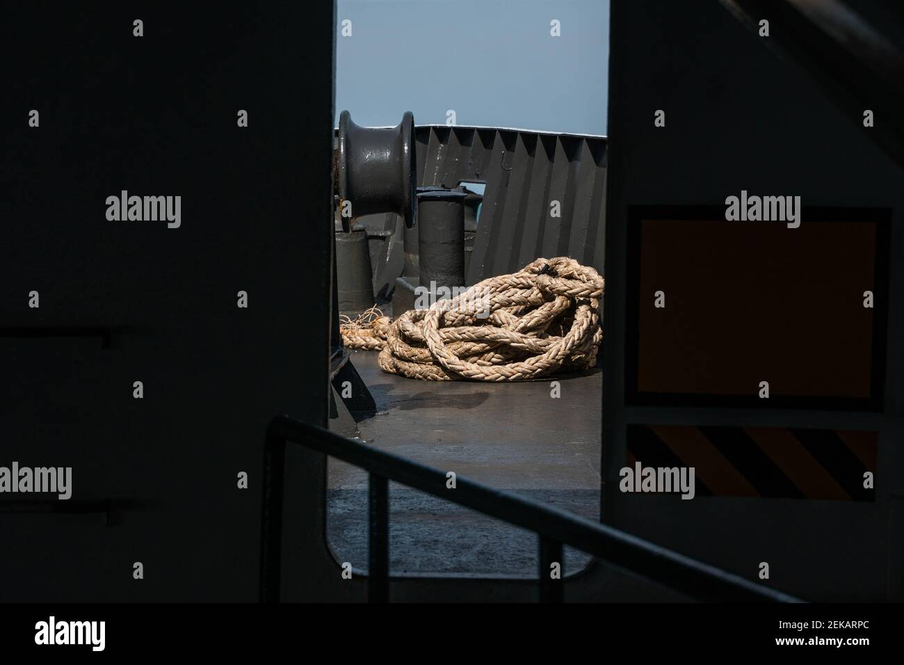 Rope on a sea boat for mooring a vessel is adhered to a pier Stock ...