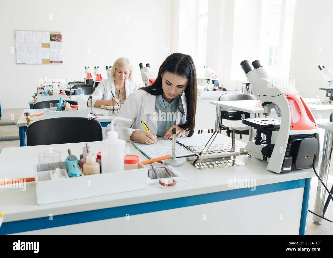 White students learning hi-res stock photography and images - Alamy