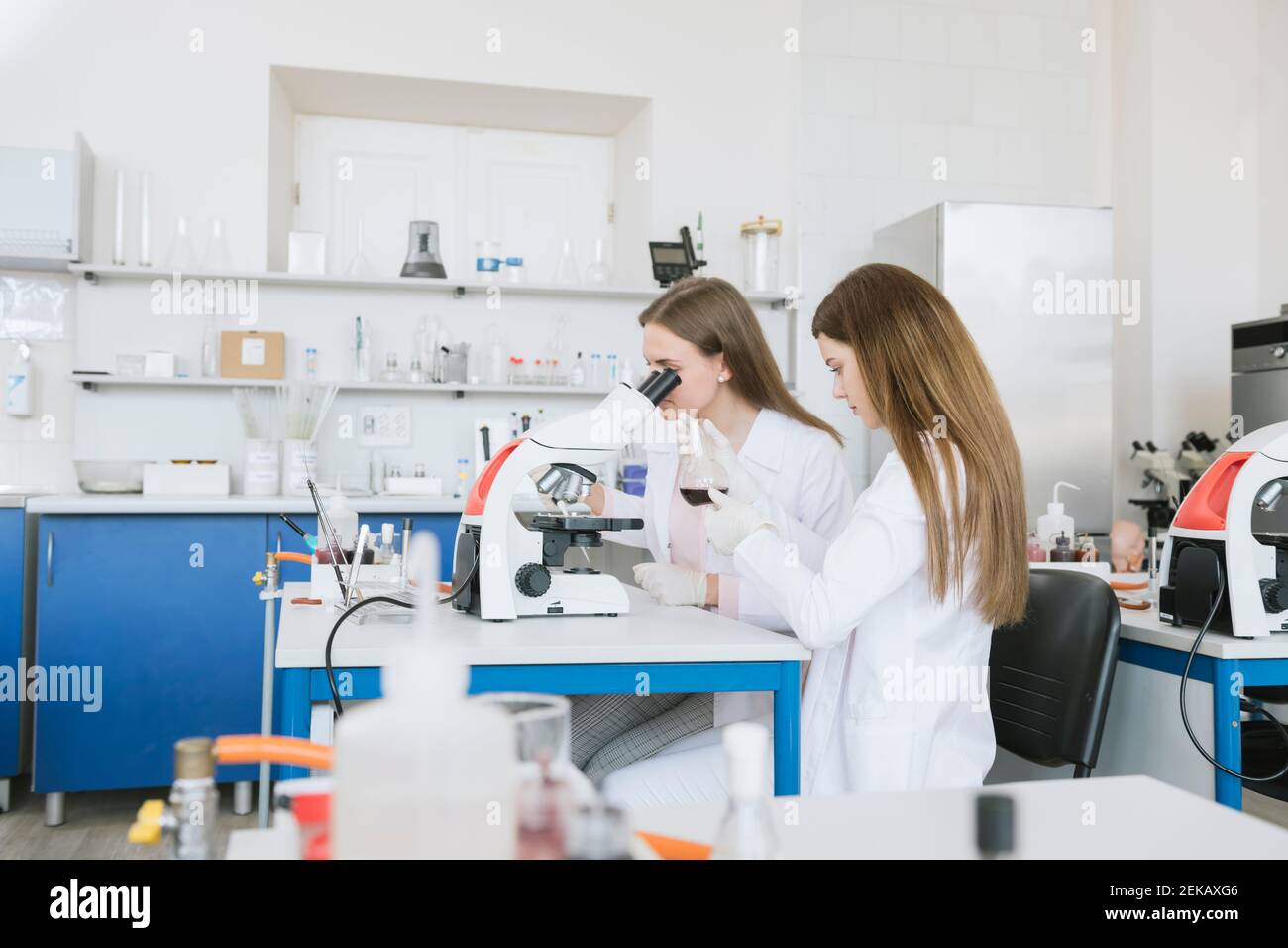 Female scientists lab hi-res stock photography and images - Alamy