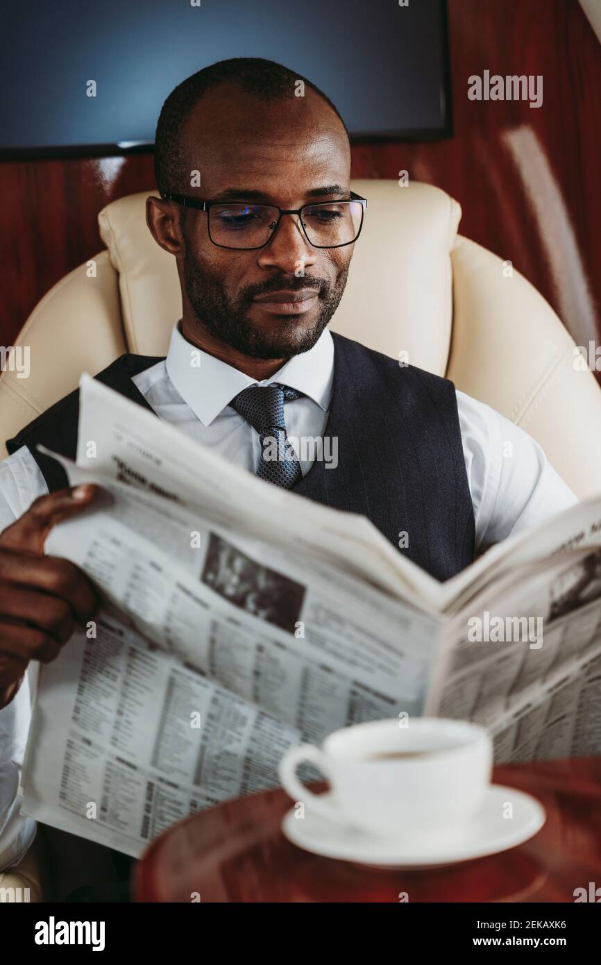 Airplane people reading hi-res stock photography and images - Alamy