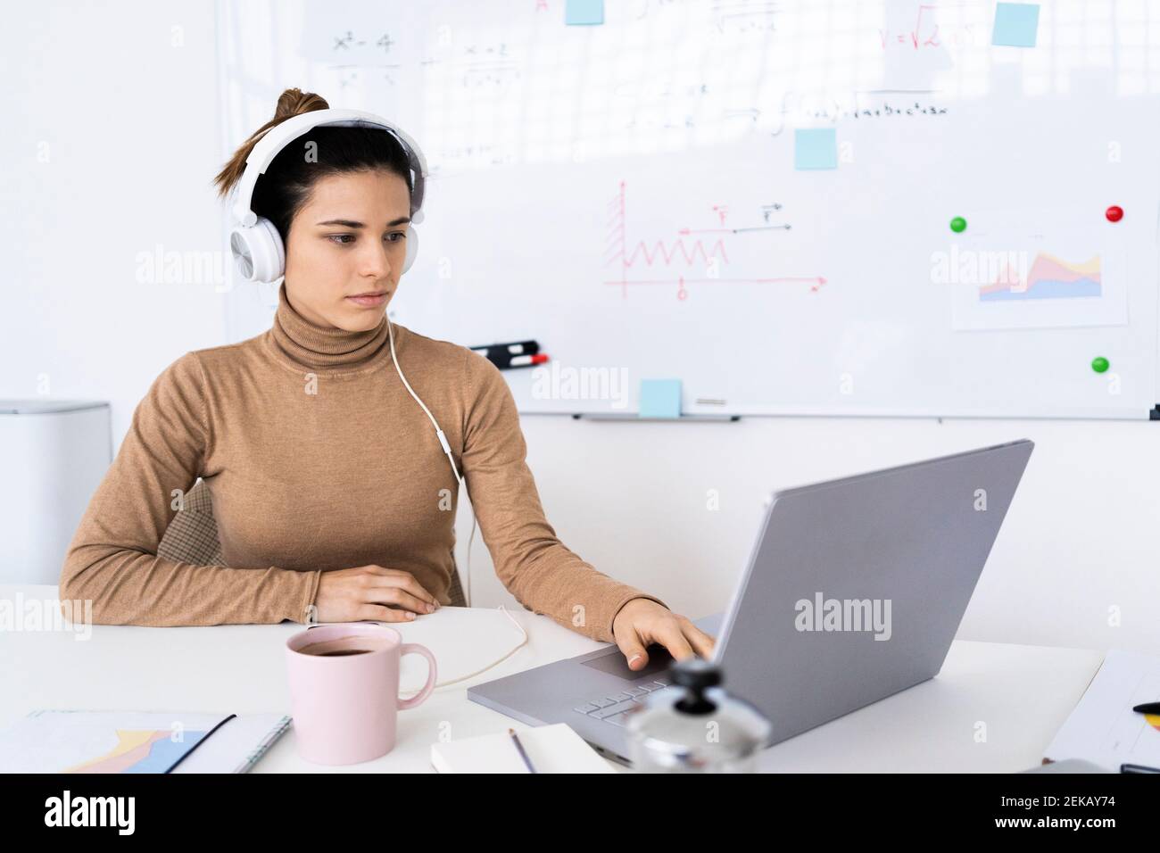 Female e learning hi-res stock photography and images - Alamy