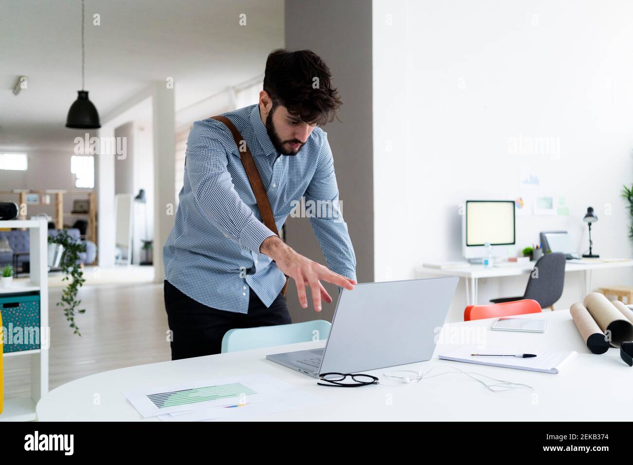 Laptop leaving hi-res stock photography and images - Alamy