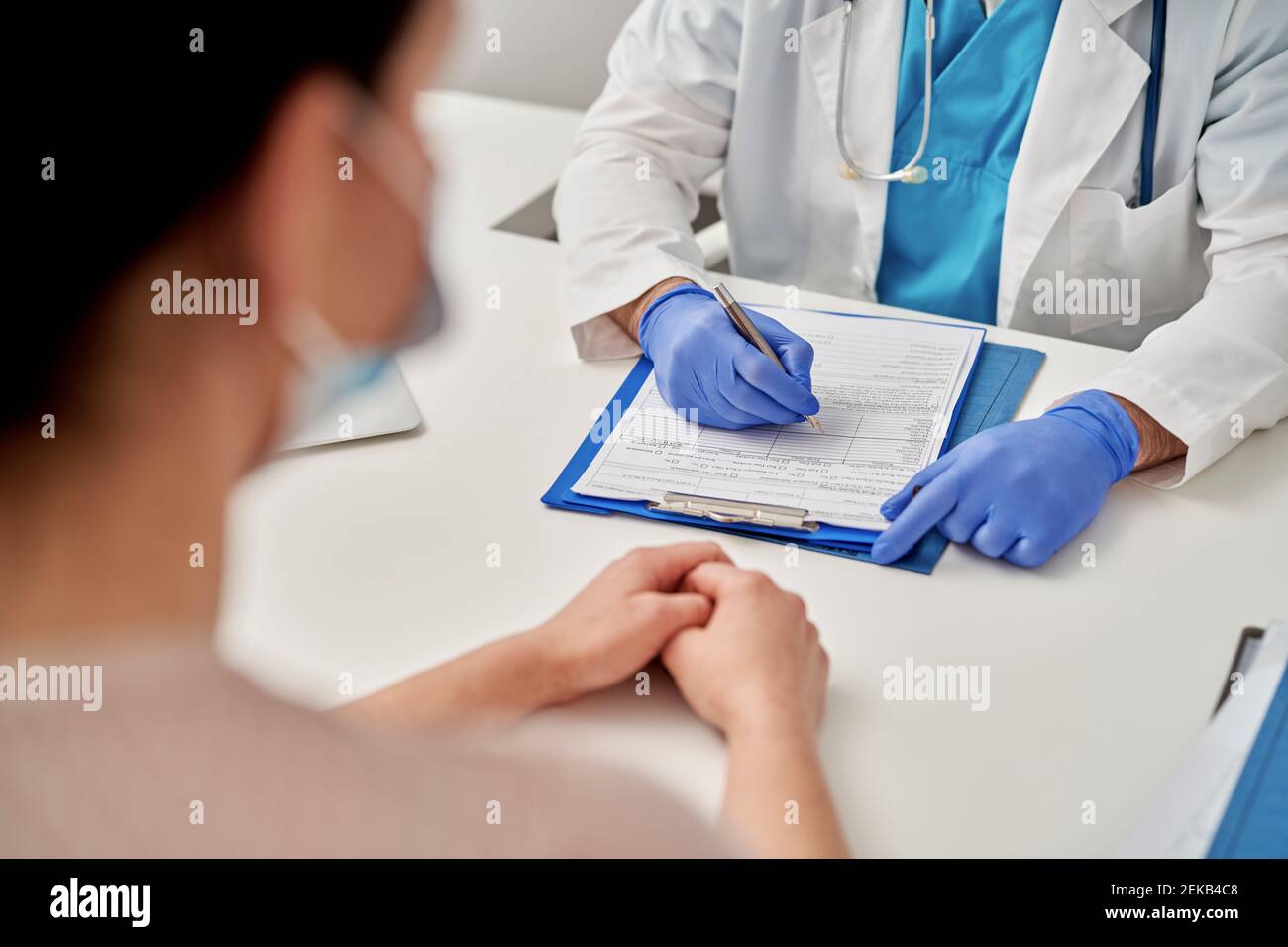 Doctor prescribing medicine patient hi-res stock photography and images ...