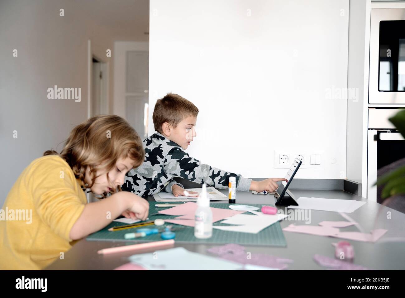 Boy doing art hi-res stock photography and images - Alamy