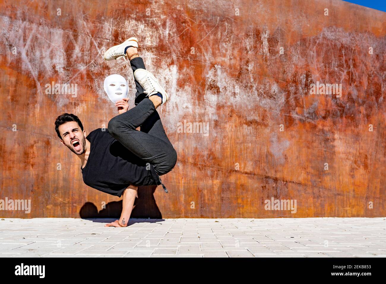 Handstand against wall hi-res stock photography and images - Alamy