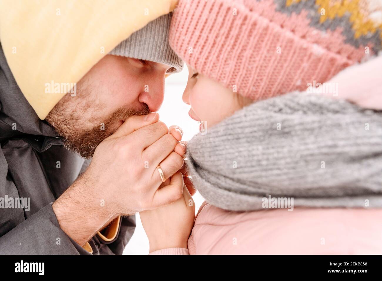 Father daughters cold weather hi-res stock photography and images - Alamy