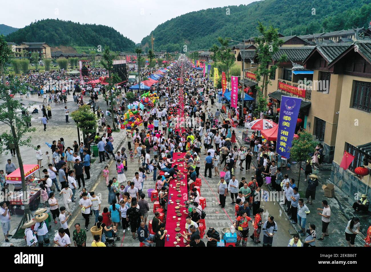 People attend thousand-people-long-table-feast on the Double Six Folk ...