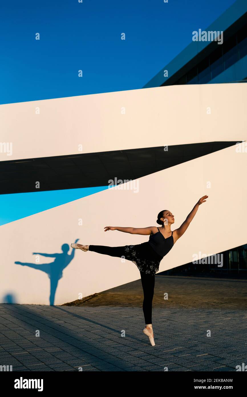 Ballet dance hi-res stock photography and images - Alamy