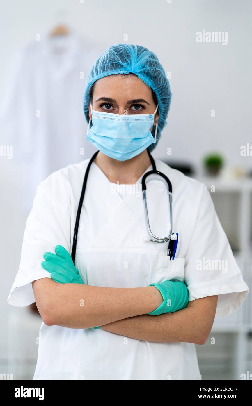 Female doctor arms crossed hi-res stock photography and images - Alamy