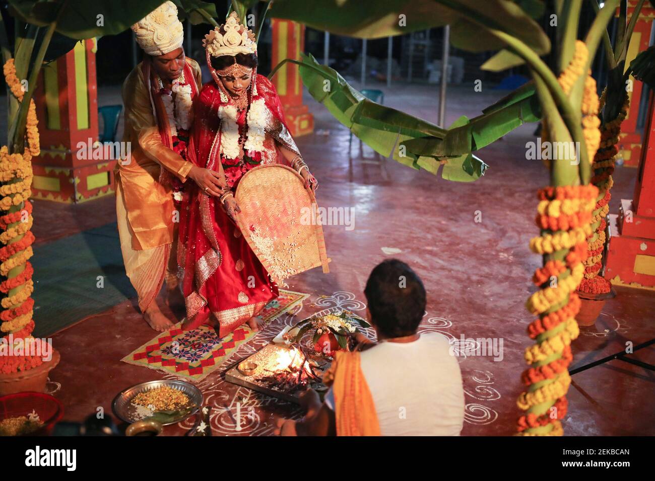 Bangladeshi couple perform wedding rituals according to Hindu ...