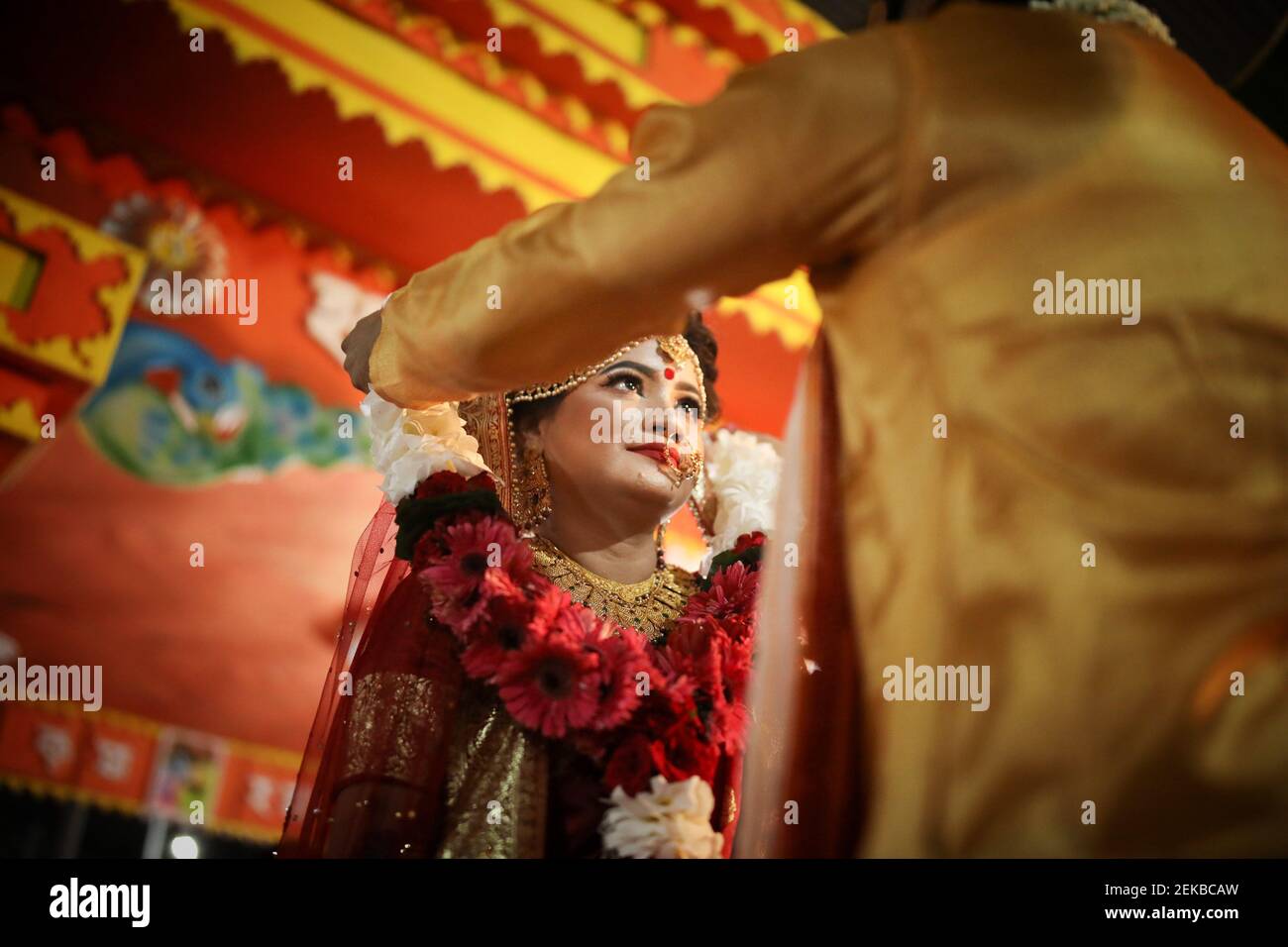 Bangladeshi couple perform wedding rituals according to Hindu ...