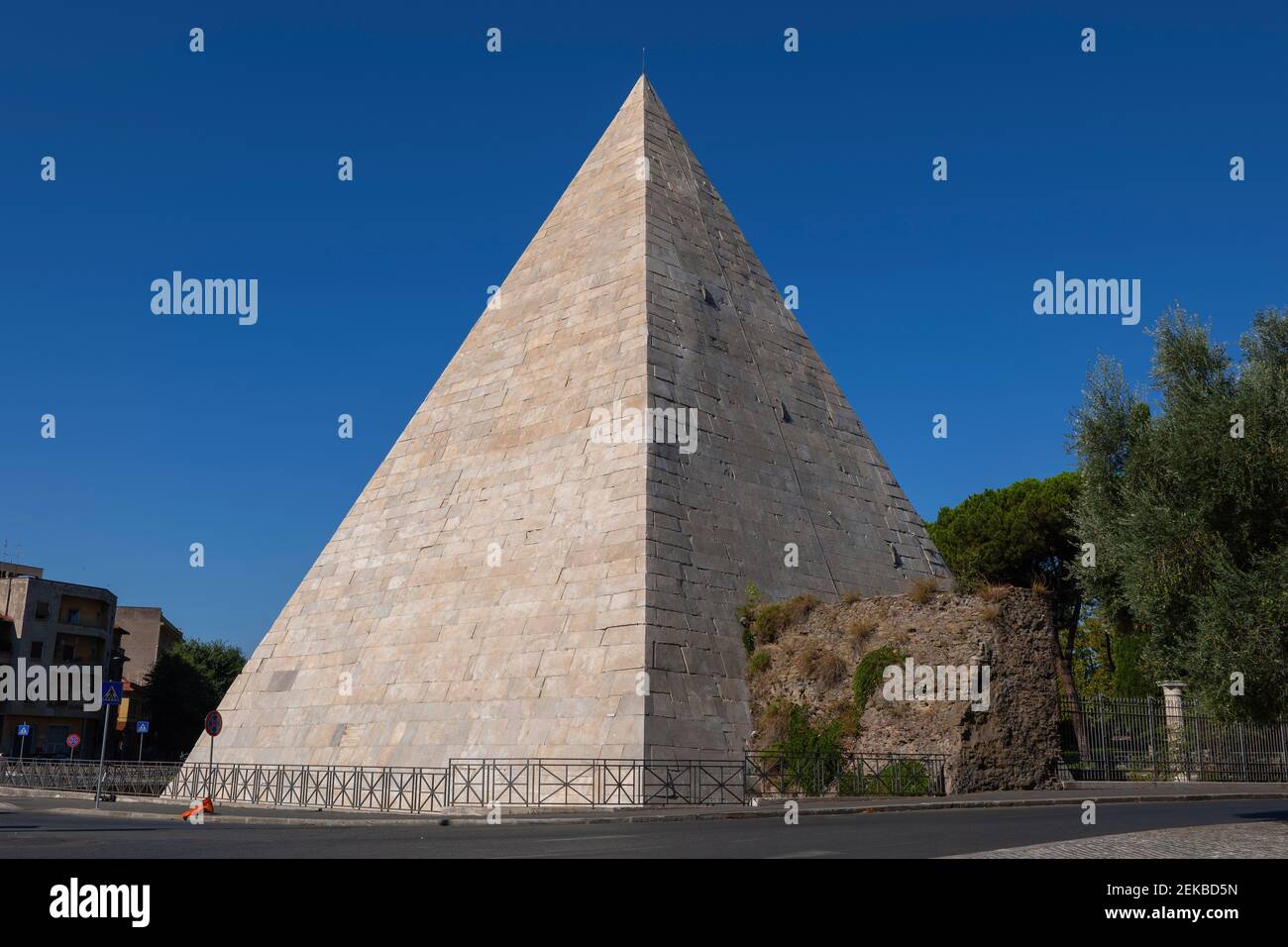 Italy, Rome, Pyramid of Cestius, ancient tomb Stock Photo - Alamy