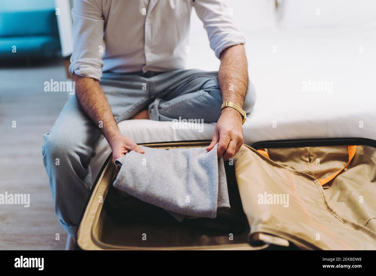 Unpacking luggage hi-res stock photography and images - Alamy