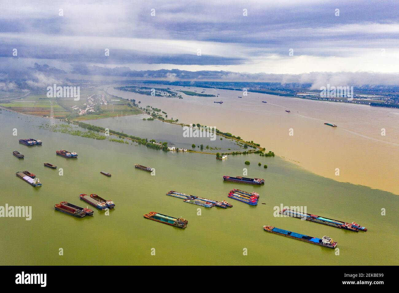 The Poyang Lake and the Yangtze River show two different colors in ...