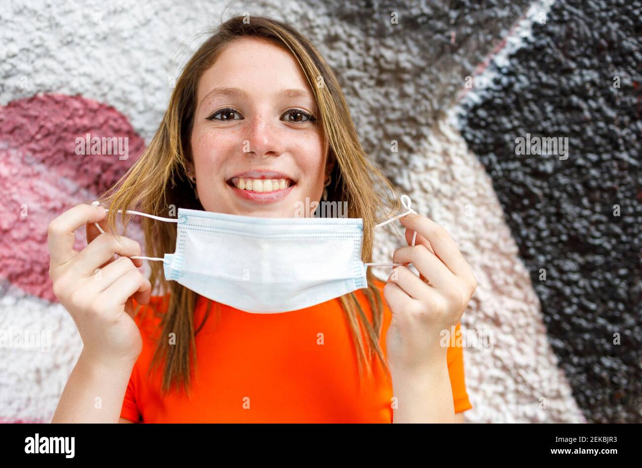 Girls arms around each other hi-res stock photography and images - Alamy