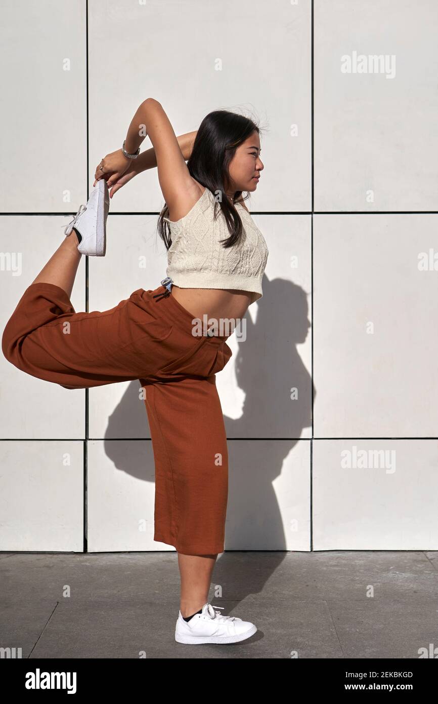 Natarajasana dancer pose hi-res stock photography and images - Alamy