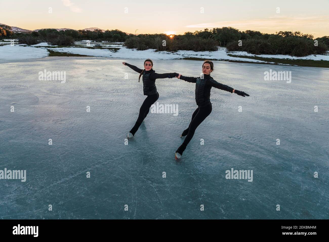 Ice skaters two people hi-res stock photography and images - Alamy