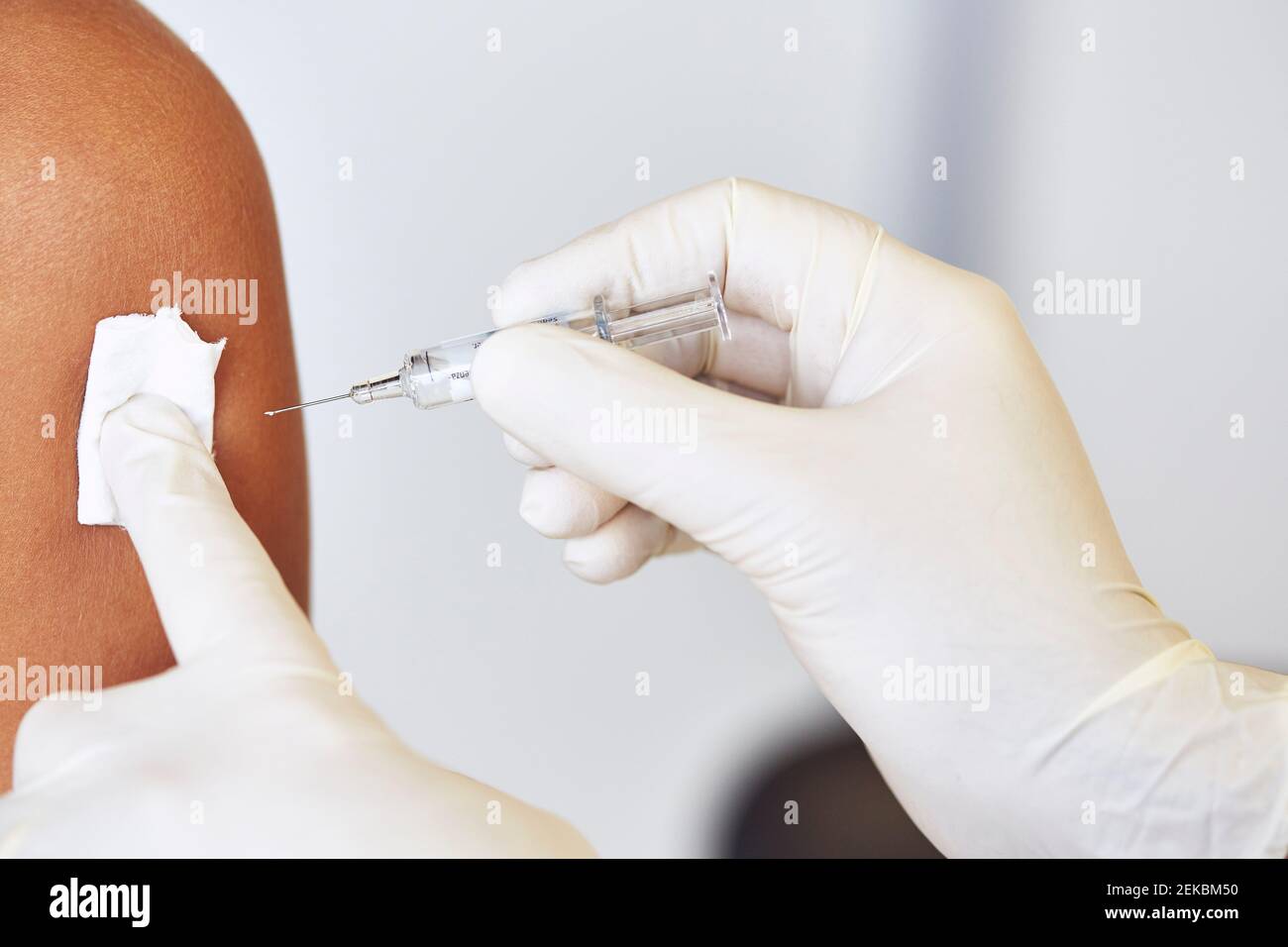 Doctor holding syringe in patient hi-res stock photography and images ...
