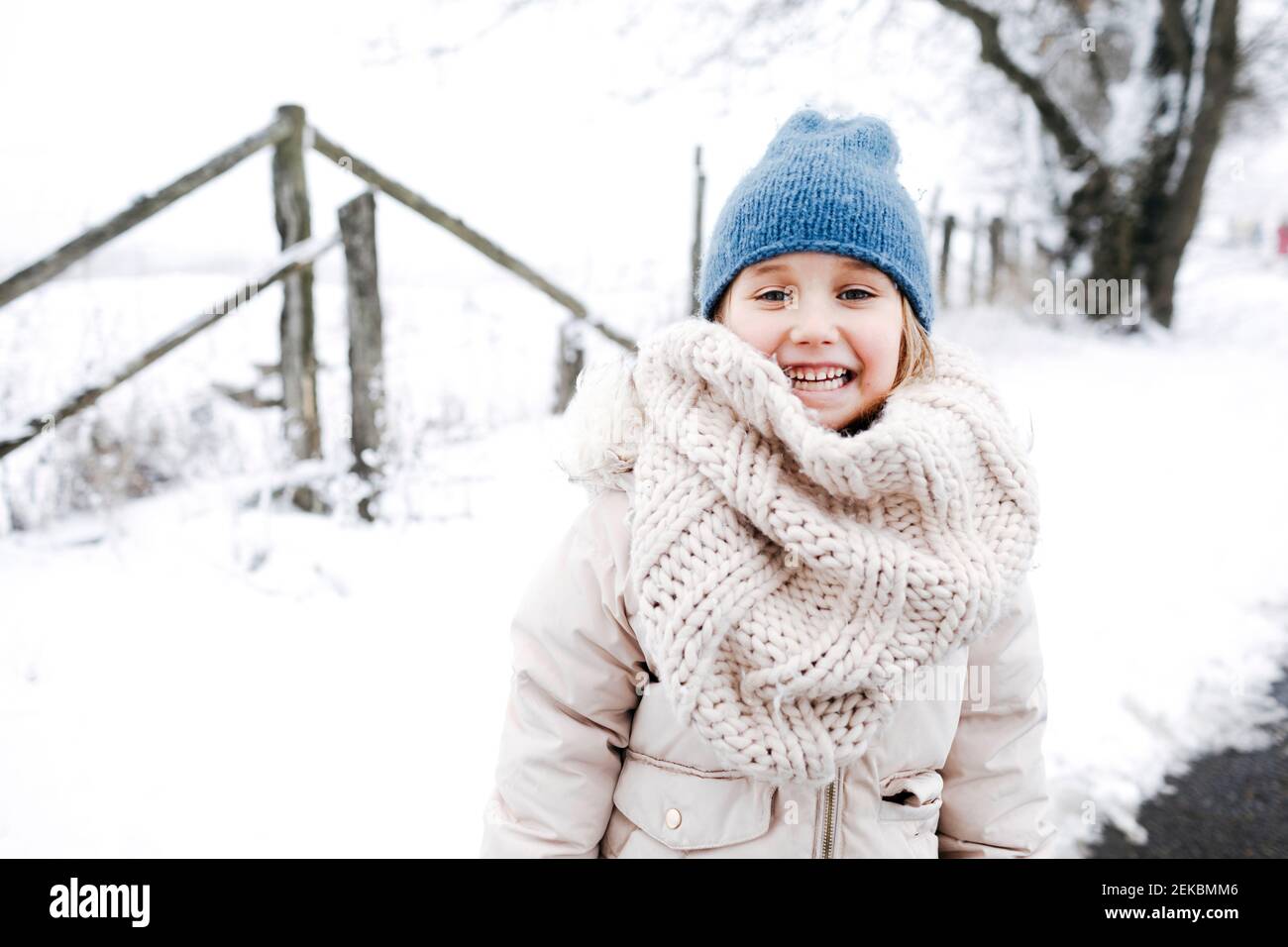 Children wearing winter clothing hi-res stock photography and images ...