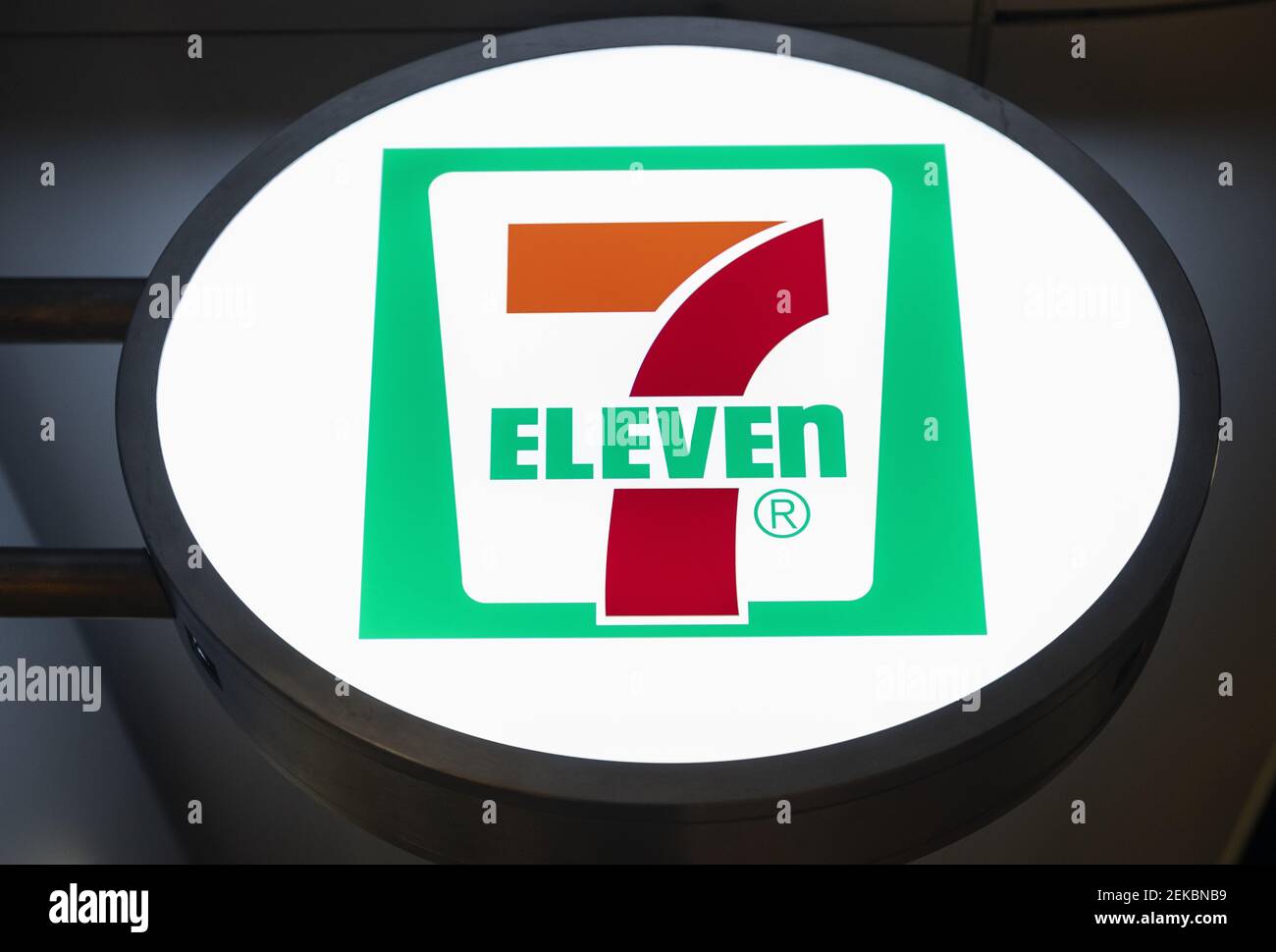 Japanese-owned American international chain of convenience store, 7 ...