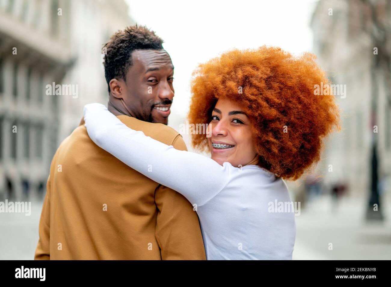 Man arm around shoulder two people hi-res stock photography and images ...
